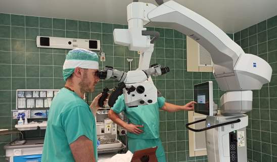 Vidzemes slimnīcā uzstāda unikālu iekārtu mugurkaula ķirurģijai — Doctus