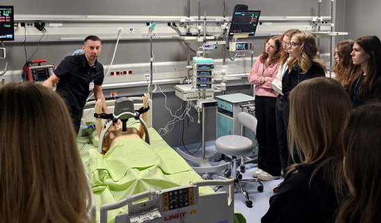 Vairāk nekā 100 ēnotāju iepazīst Austrumu slimnīcas darbu — Doctus